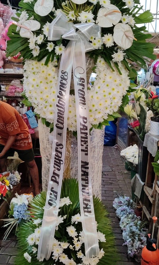 STANDEE WREATH STANDEE, Hobbies & Toys, Stationary & Craft, Flowers ...