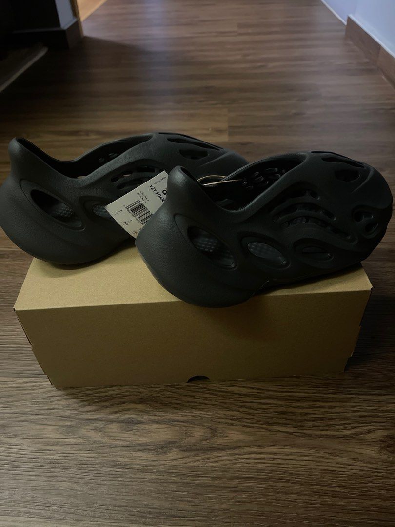 YZY FOAM RNR Carbon, Women's Fashion, Footwear, Sandals on Carousell