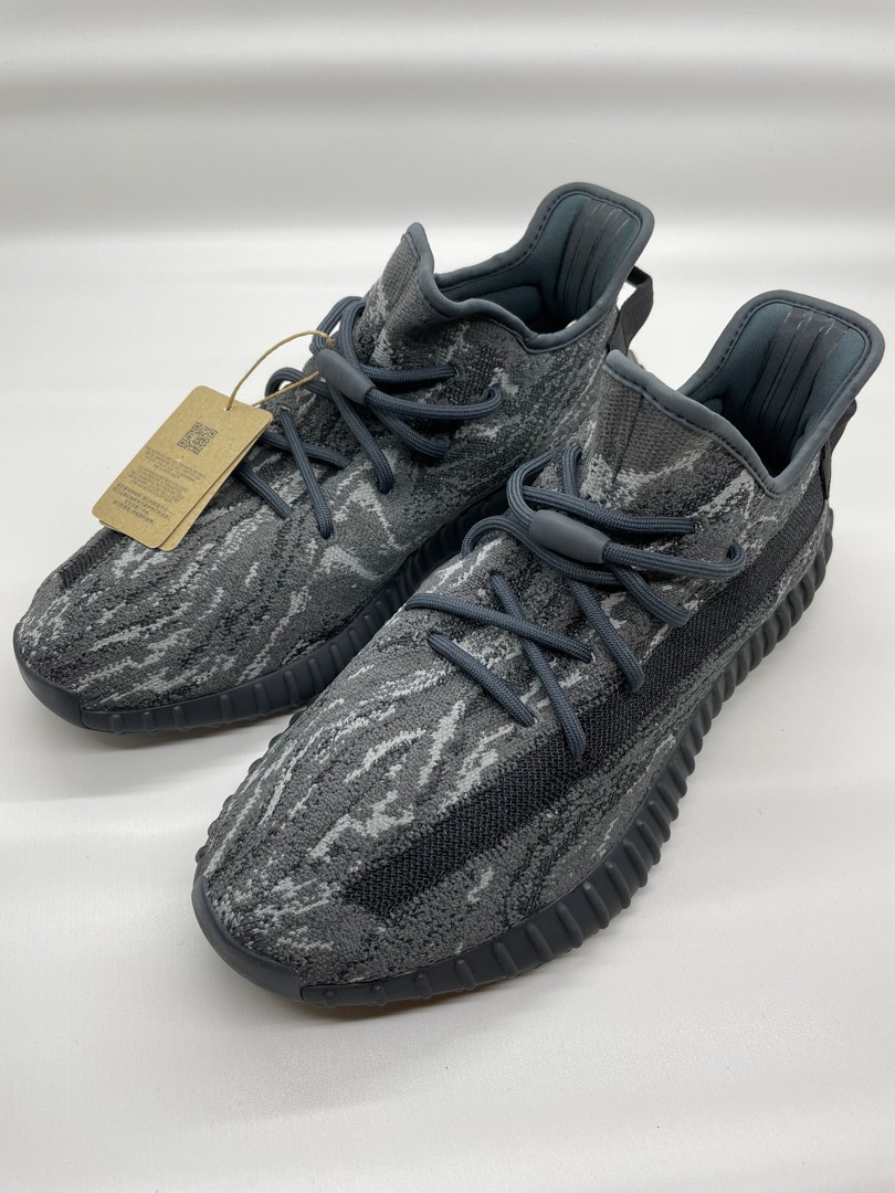 Adidas Yeezy Boost 350 V2, Fesyen Pria, Sepatu , Sneakers di Carousell