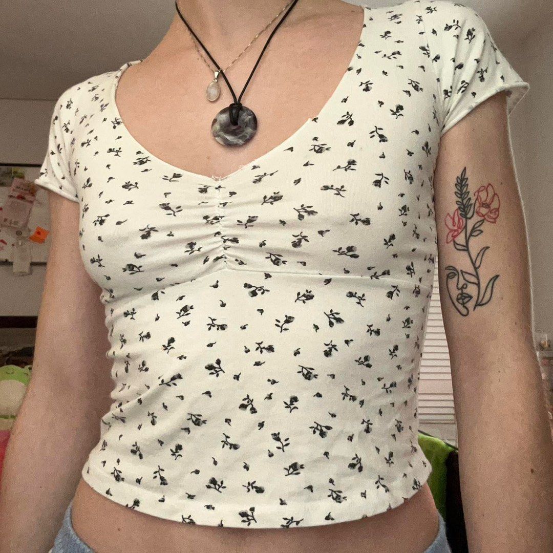 brandy melville floral gina top, Women's Fashion, Tops, Shirts on Carousell