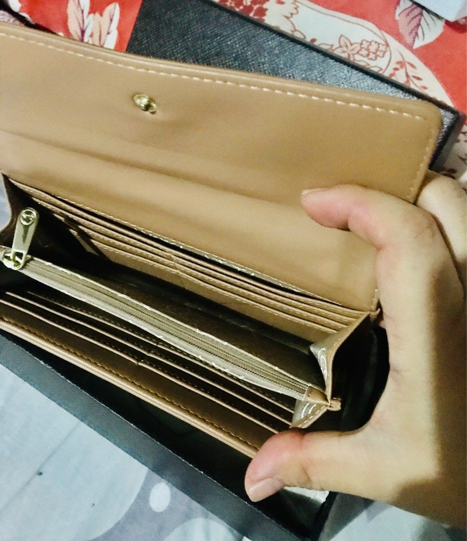 CLN LONG WALLET on Carousell