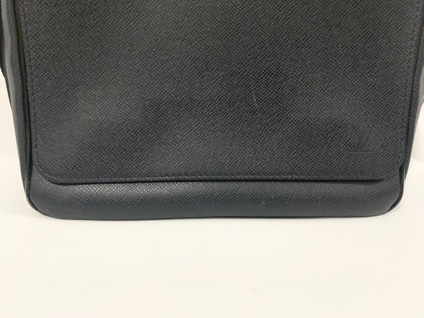 Decluttering Sale Authentic Louis Vuitton LV Taiga Black Leather Roman ...