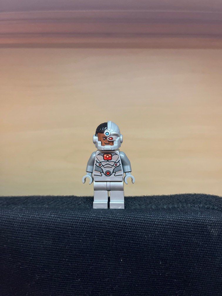 Lego DC Cyborg minifigure, 興趣及遊戲, 玩具 & 遊戲類 - Carousell