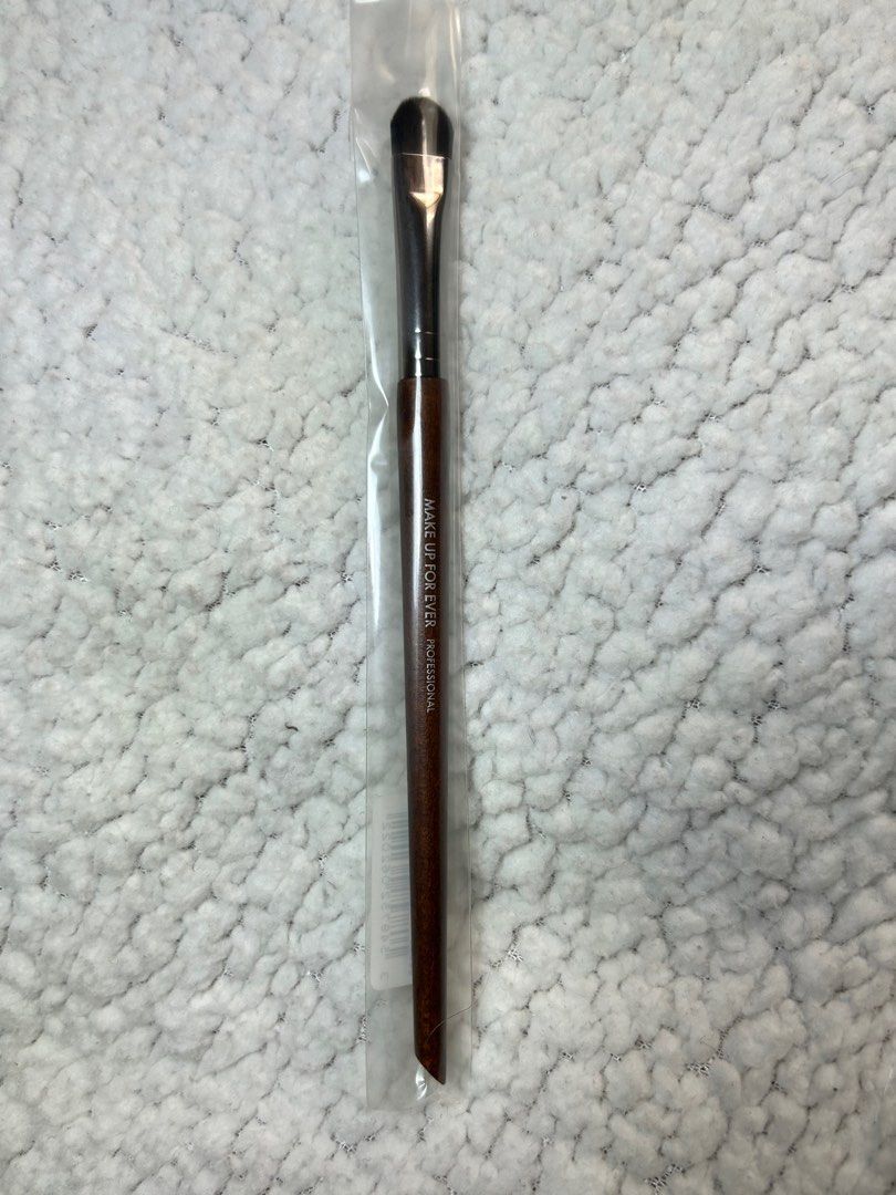 MAKE UP FOR EVER - Precision Shader Brush #228, Beauty & Personal Care, Face, Makeup on Carousell