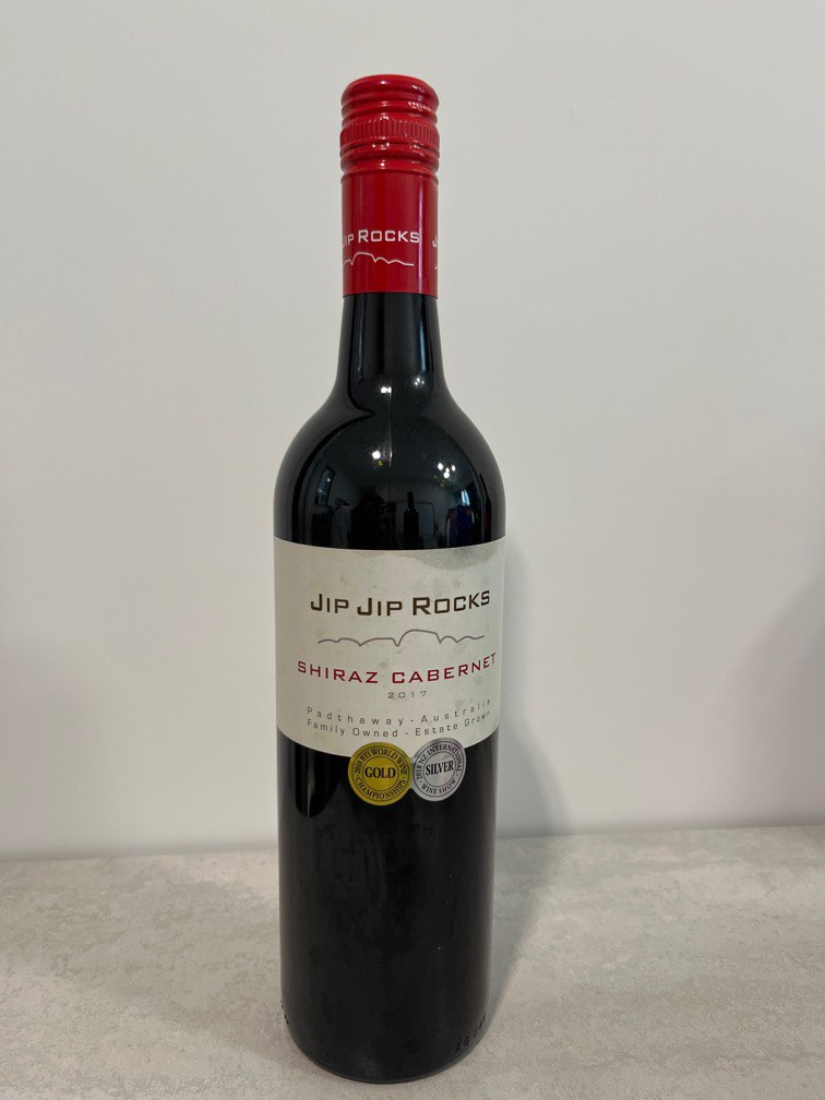 Red Wine: Jip Jip Rocks Shiraz Cabernet, 嘢食 & 嘢飲, 酒精飲料 - Carousell