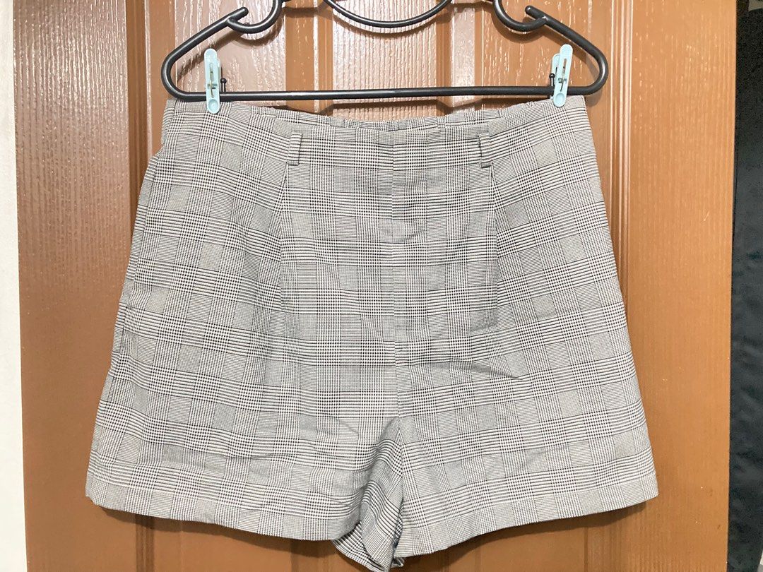 UNIQLO smart shorts, Women's Fashion, Bottoms, Shorts on Carousell