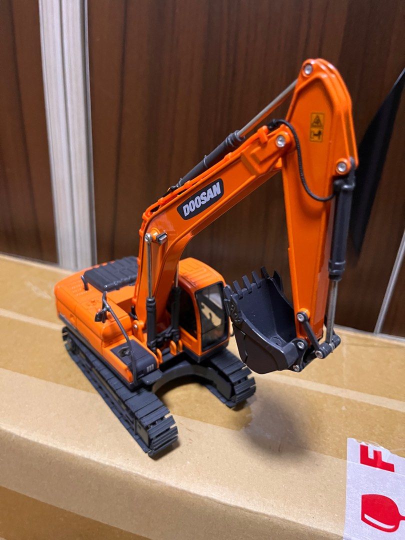 Doosan 1/40 scale DX225 LCA excavator model, Hobbies & Toys, Toys ...