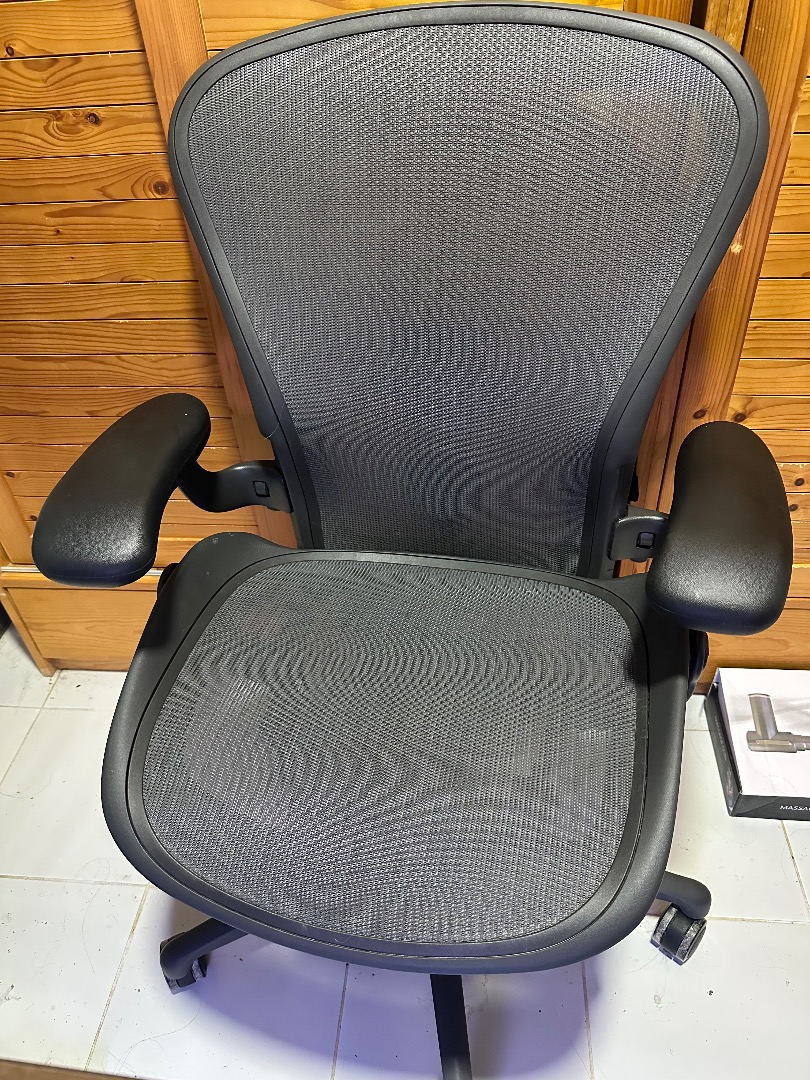 Herman Miller New Aeron chair 新版, 傢俬＆家居, 傢俬, 椅子 - Carousell