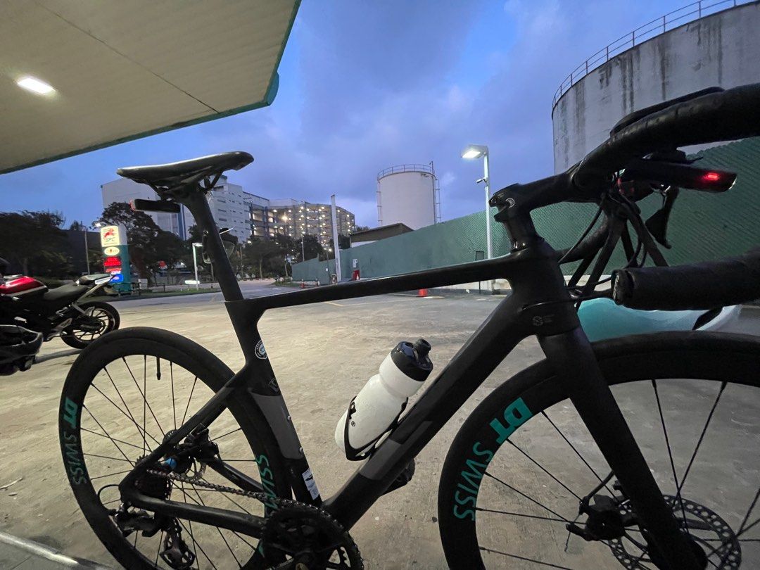 Java Vesuvio Carbon Road Bike with 105 R7000, Sports Equipment ...