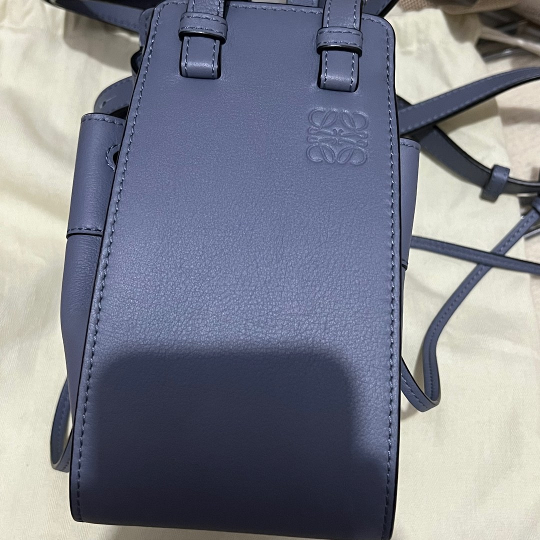 Loewe Mini Hammock drawstring in classic calfskin (Atlantic Blue), 名牌 ...