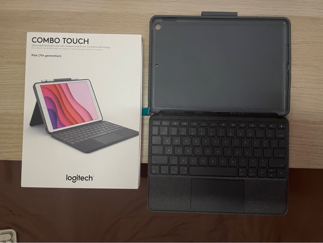 Logitech Combo Touch Keyboard case with Trackpad for iPad (7th ...