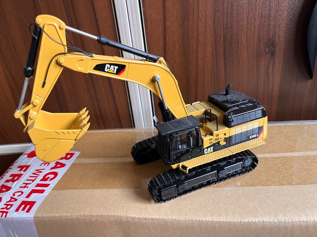 Norscot 1/50 scale 374D excavator model, Hobbies & Toys, Toys & Games ...