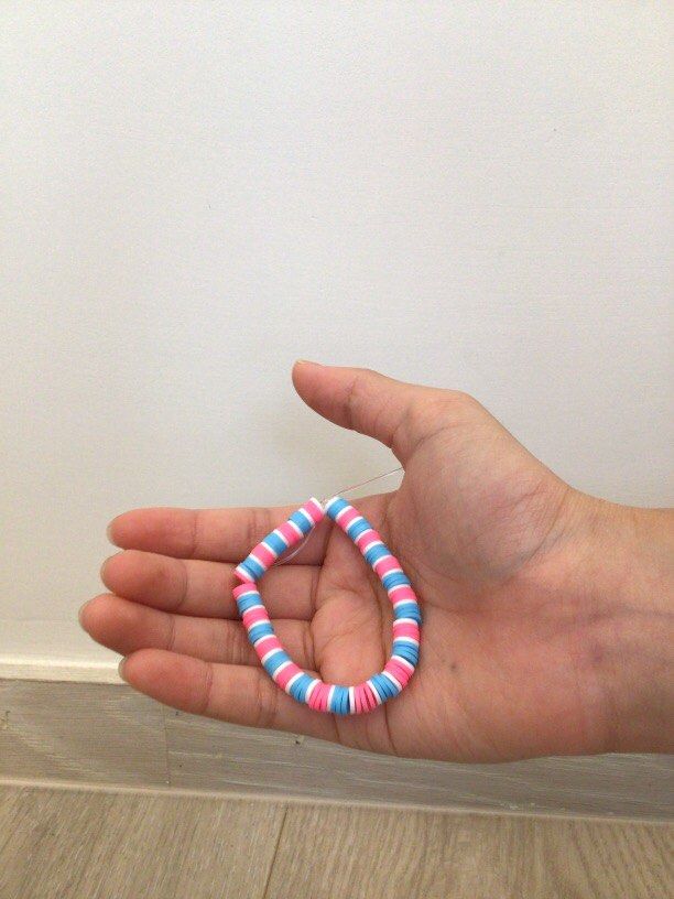 Preppy bubble gum bracelet, 其他, 其他 - Carousell