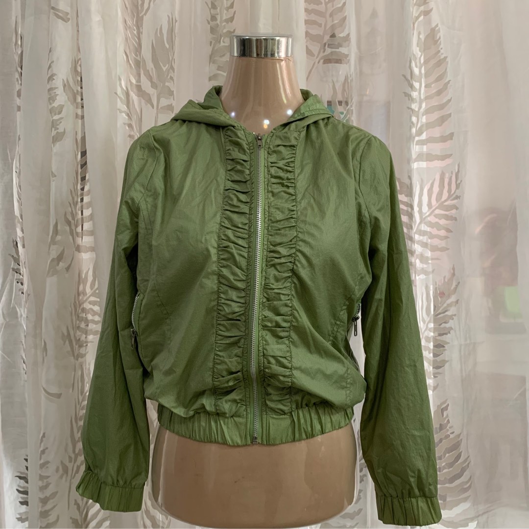 Tomato Green Puff Jacket / Sweater, Women's Fashion, Coats, Jackets and ...