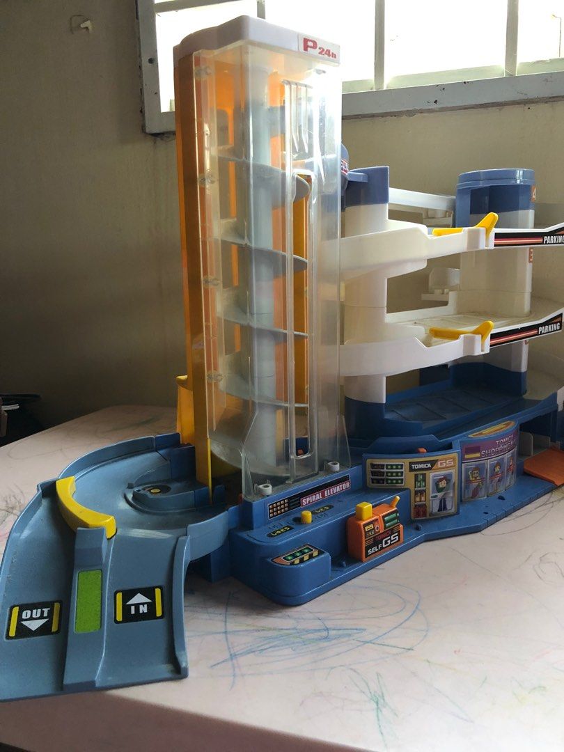 Tomica Track Car with Lift, Hobbies & Toys, Toys & Games on Carousell