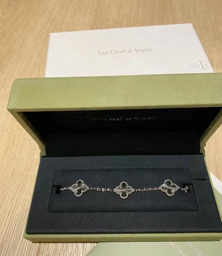 Van Cleef & Arpels Men's bracelet, Men's Fashion, Watches & Accessories ...