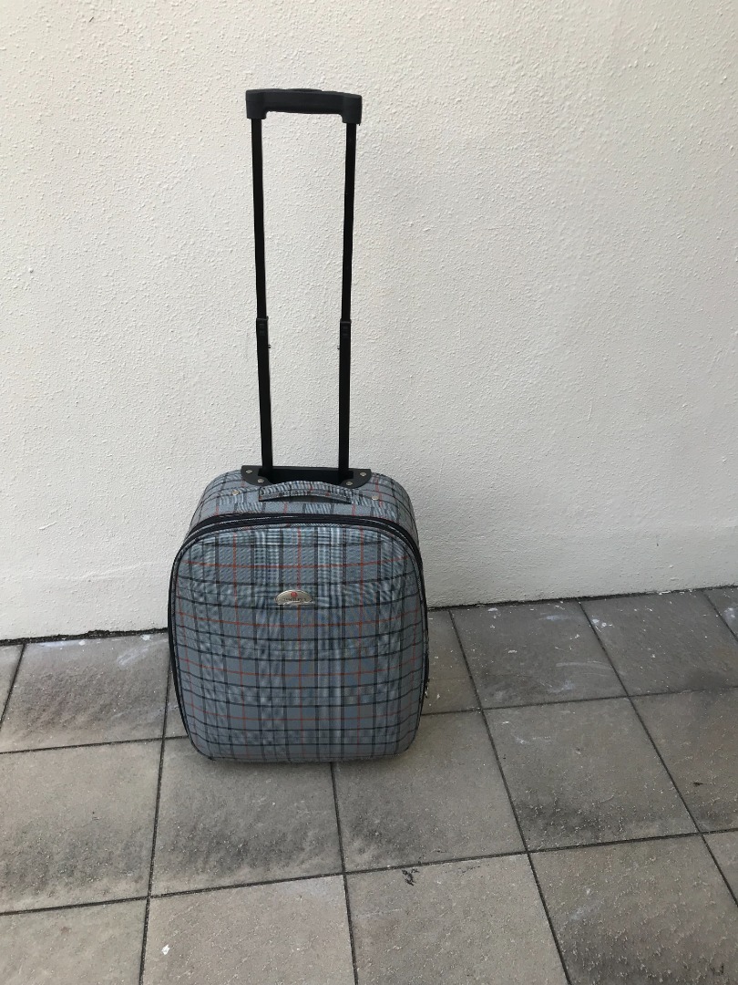 Bentley 21 inches expandable luggage. All zippers and wheels are in ...