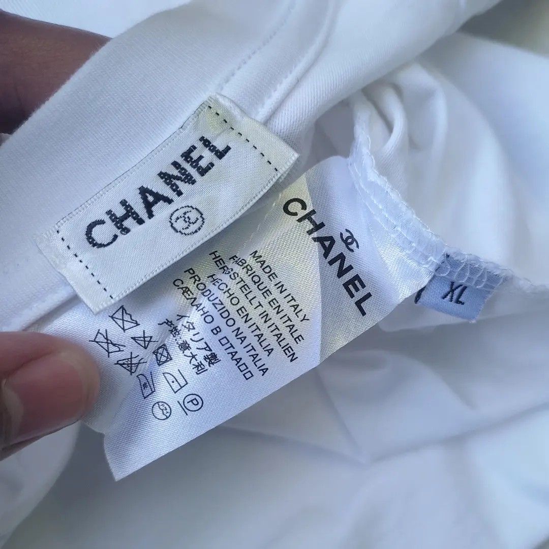 Chanel Logo Embossed Reflective Tshirt, Fesyen Wanita, Pakaian Wanita ...