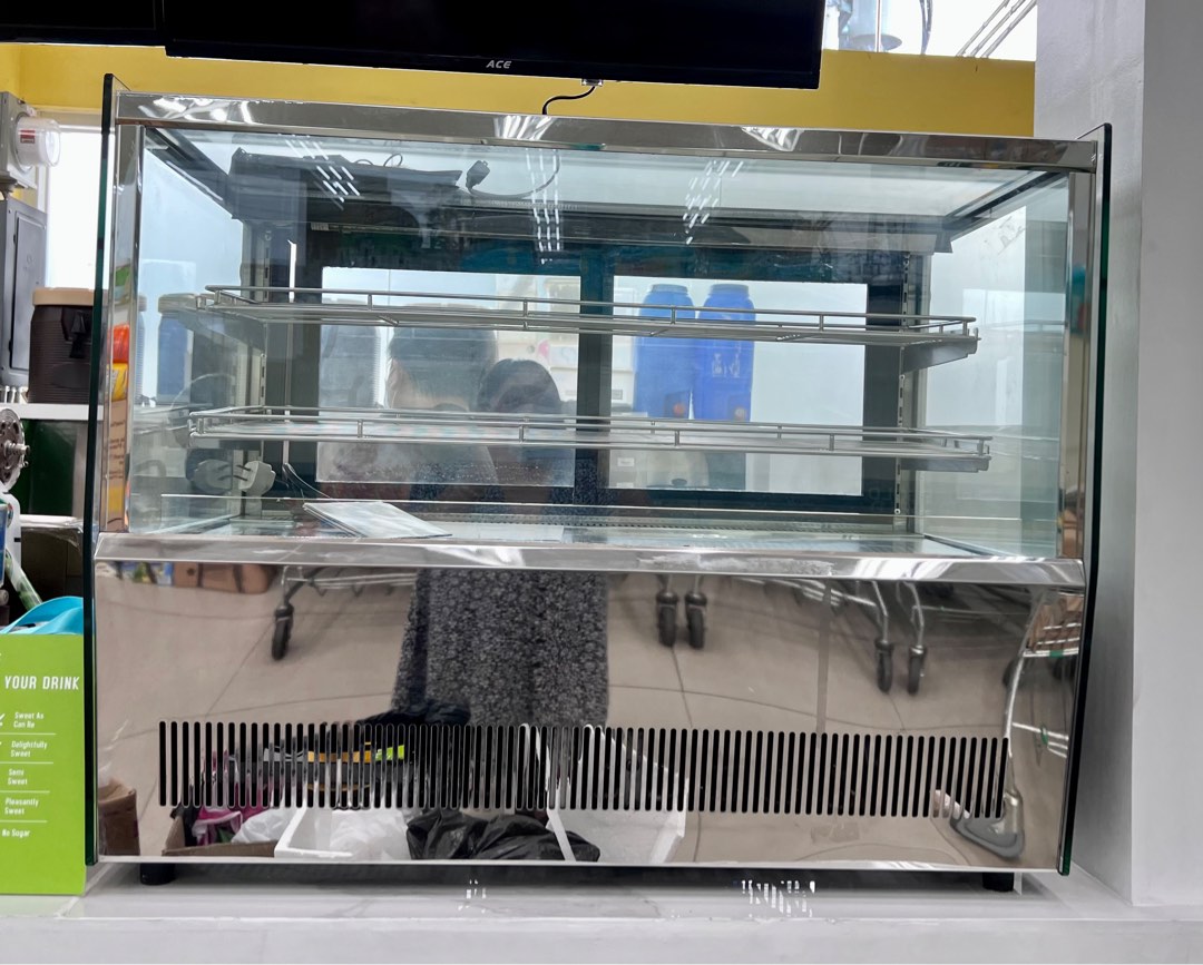 Chee Puck 3ft Countertop Cake Showcase 145L, TV & Home Appliances ...