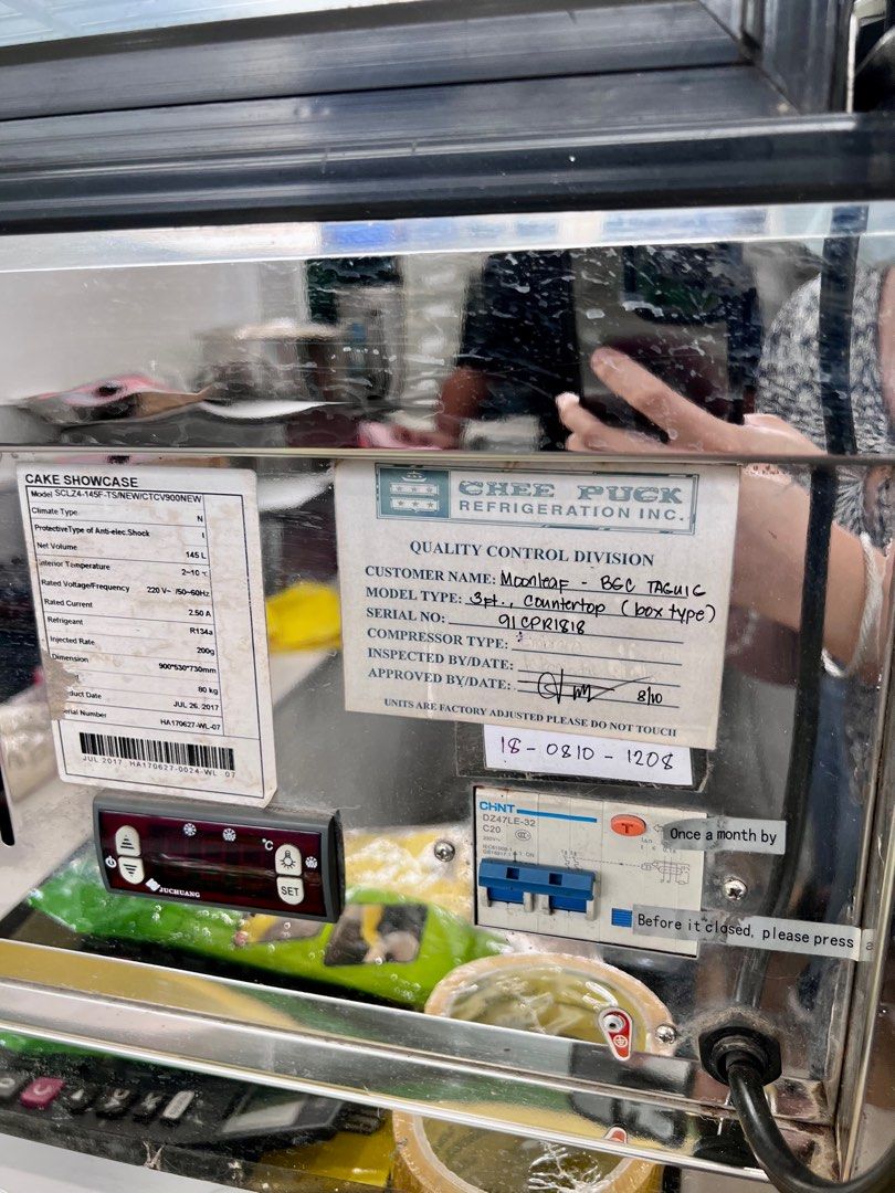 Chee Puck 3ft Countertop Cake Showcase 145L, TV & Home Appliances ...