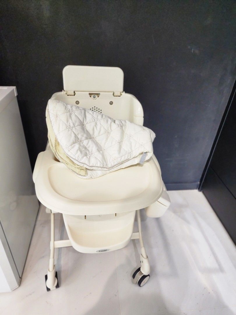 Combi Fealetto Auto Swing High Chair, Babies & Kids, Babies & Kids ...