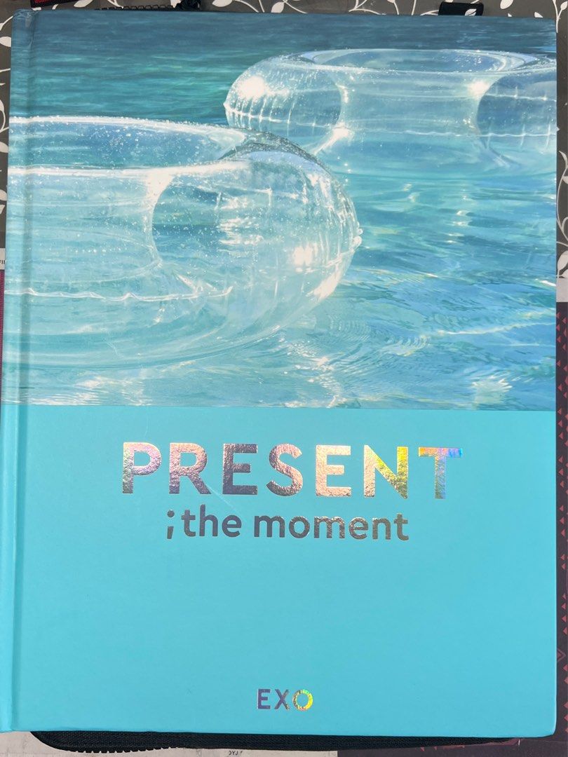 EXO PRESENT: the moment Photobook 寫真集, 興趣及遊戲, 收藏品及紀念品, 韓流 - Carousell