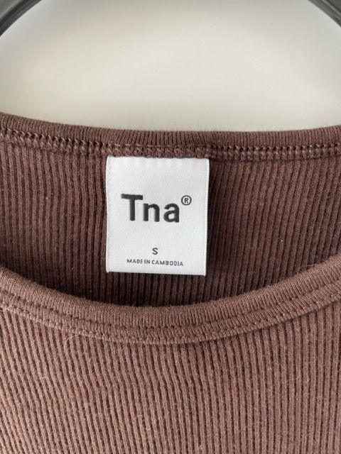 Fargo Top TNA Aritzia (Mocha), Women's Fashion, Tops, Sleeveless on ...