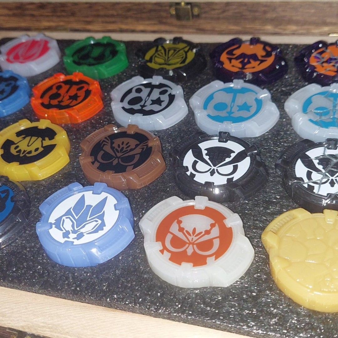 Kamen Rider Geats ID Core Display Box, Hobbies & Toys, Memorabilia ...