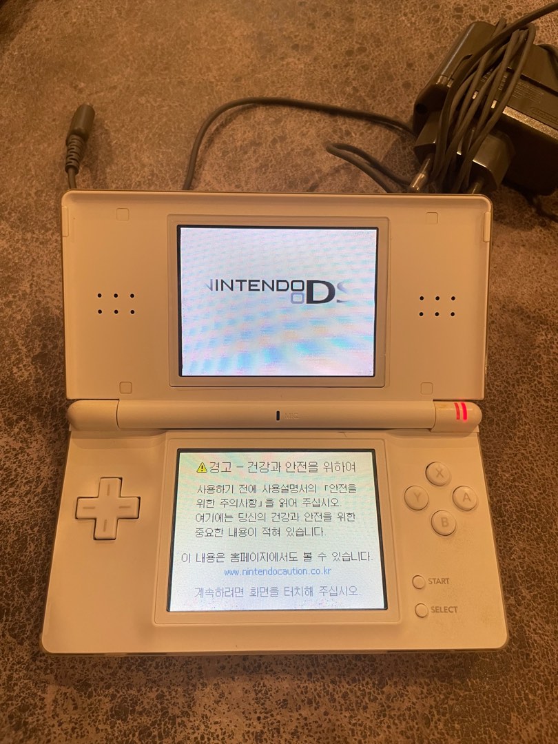 Nintendo DS White, Video Gaming, Video Game Consoles, Nintendo on Carousell