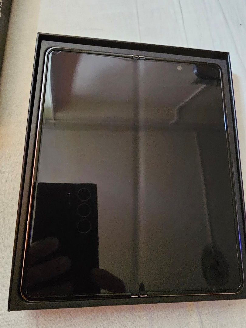 Samsung galaxy fold 4.. front and back got screen protector.. big ...