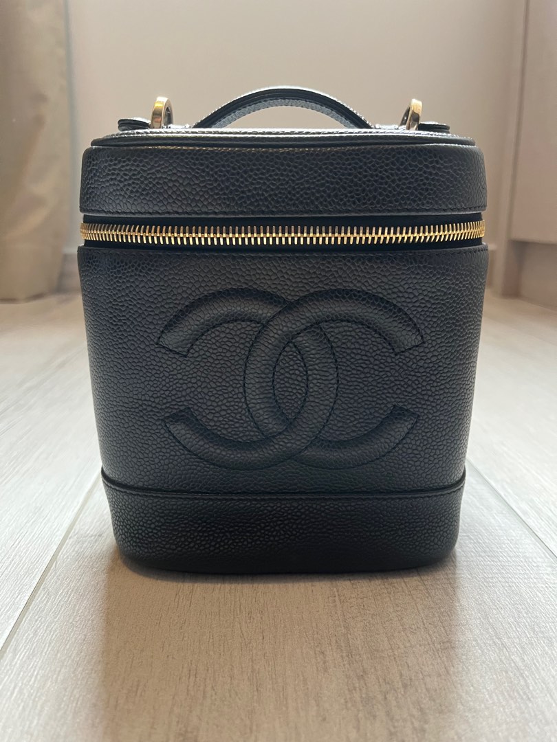 Vintage Authentic Chanel Vanity in Black Caviar, Women's Fashion, Bags ...