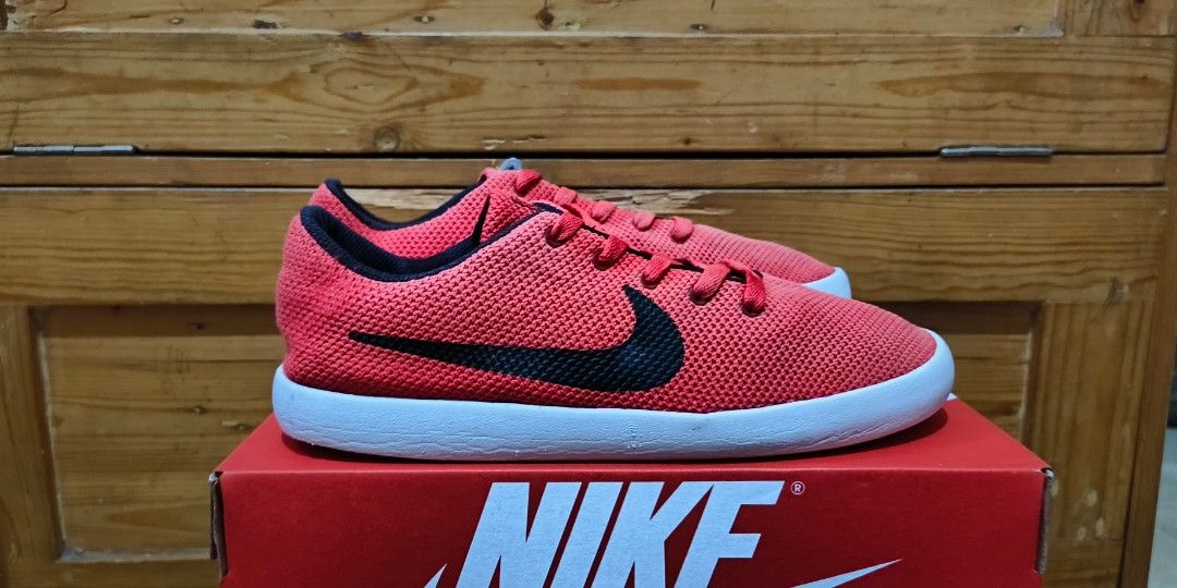 Nike Essentialist size 42, Fesyen Pria, Sepatu , Sneakers di Carousell