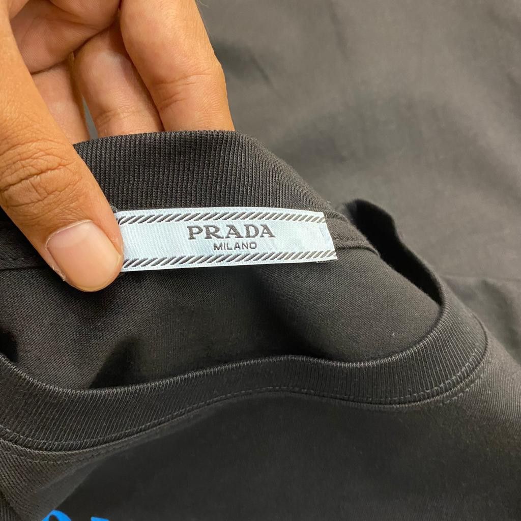 Prada Tee Fesyen Pria Pakaian Atasan Di Carousell