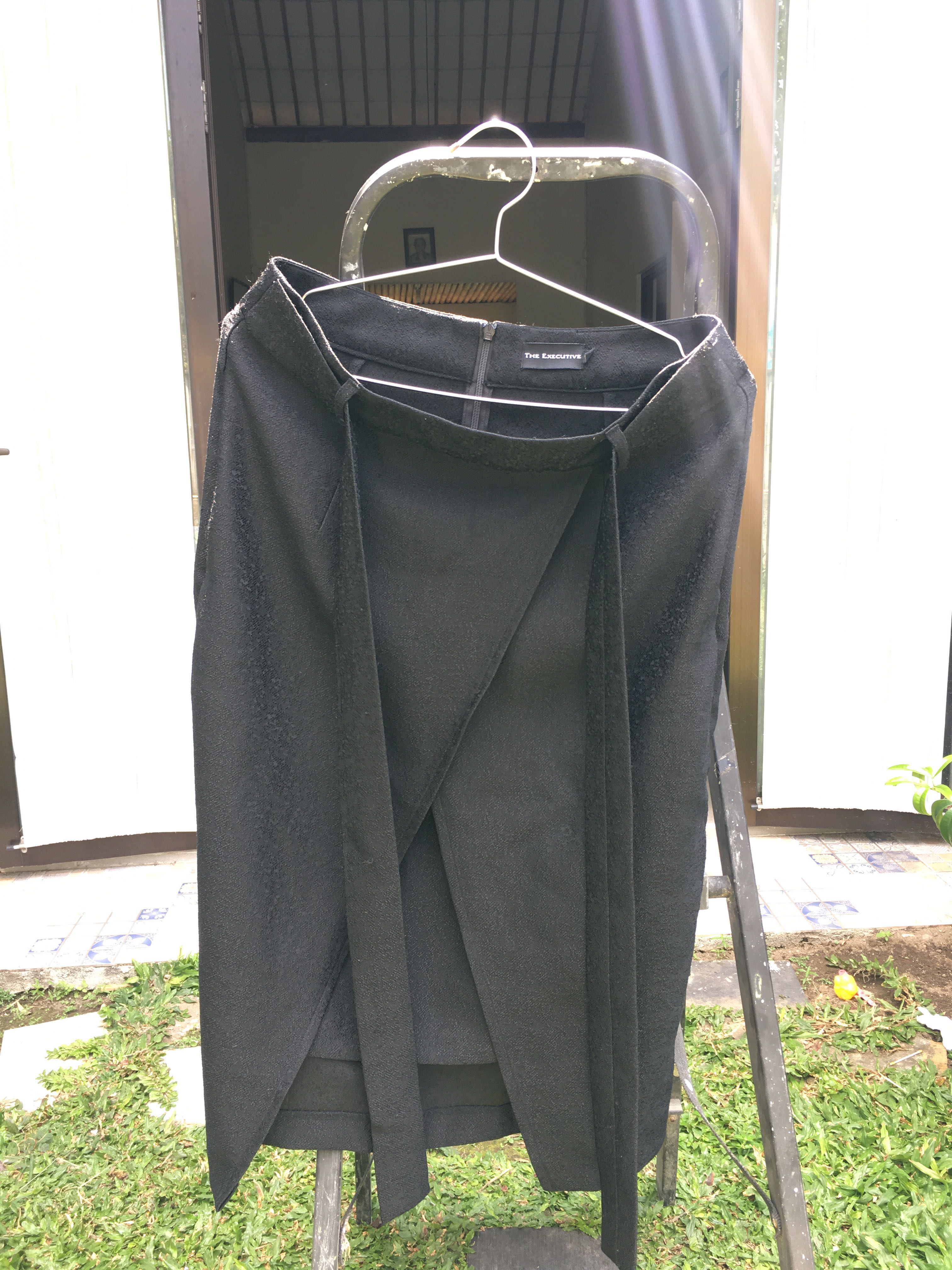 Rok Hitam Cantik The Executive XL, Fesyen Wanita, Pakaian Wanita, Bawahan di Carousell