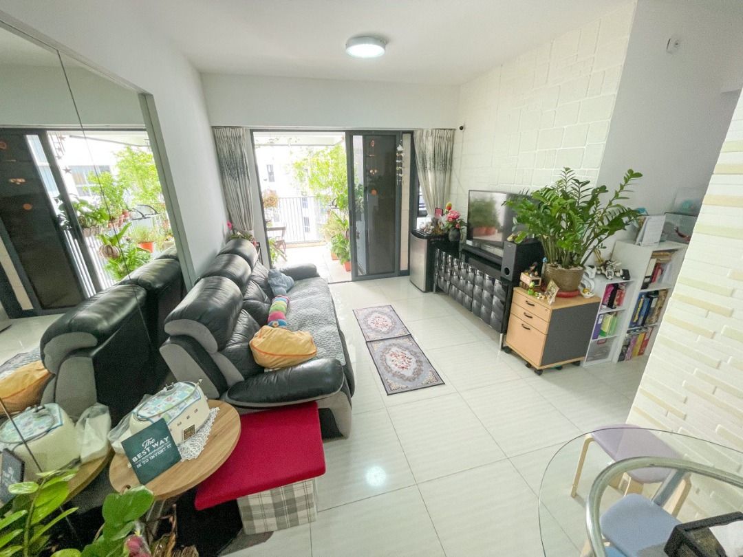 ~~TRIVELIS~~ Rarely available TOP floor unit! Clementi DBSS 4RM flat ...