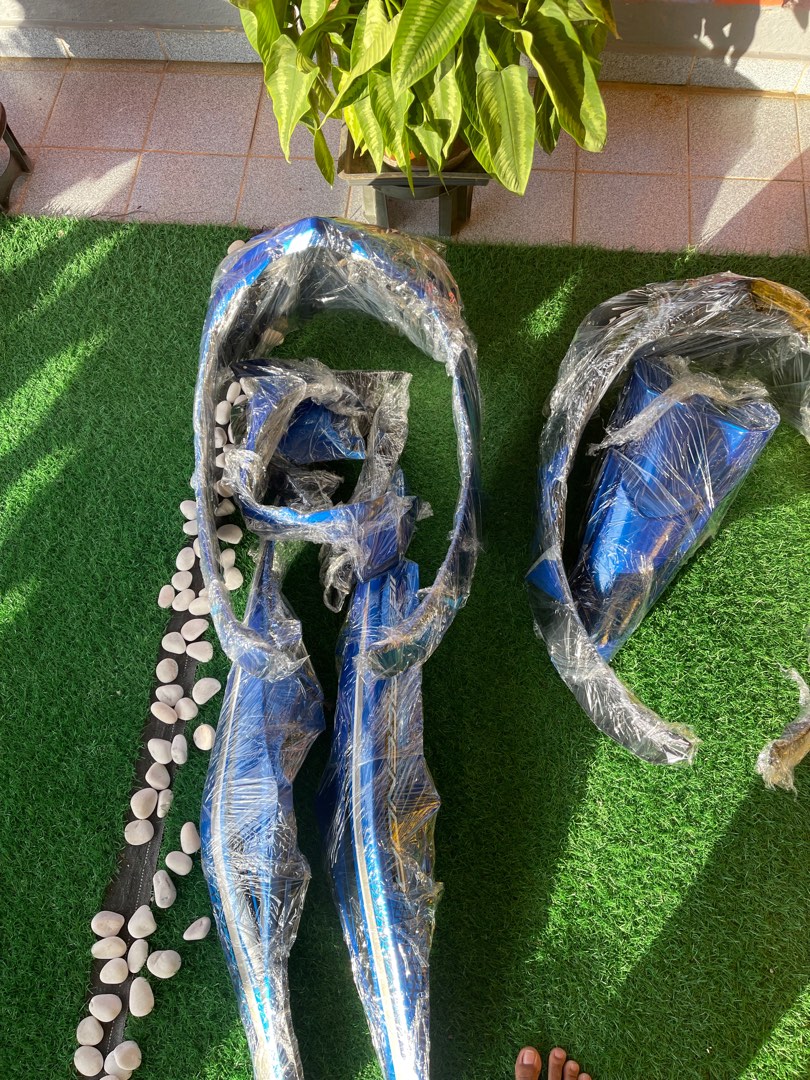 Coverset lagenda 115 fi biru v4 ori motor, Motorbikes on Carousell