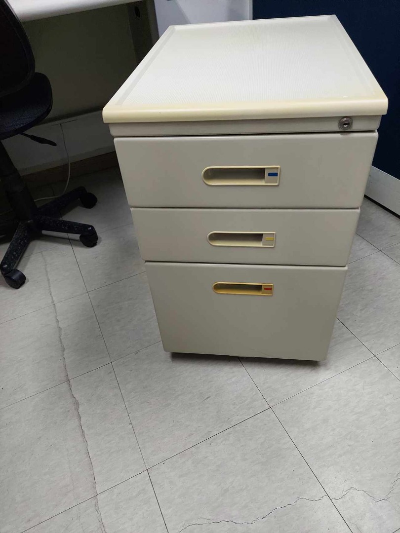 OFFICE 3 DRAWERS CABINET with key. on Carousell