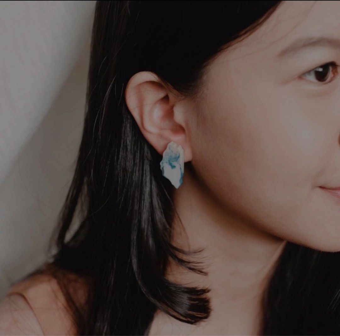 The Bahamas Resin Stud Earrings, Fesyen Wanita, Perhiasan di Carousell