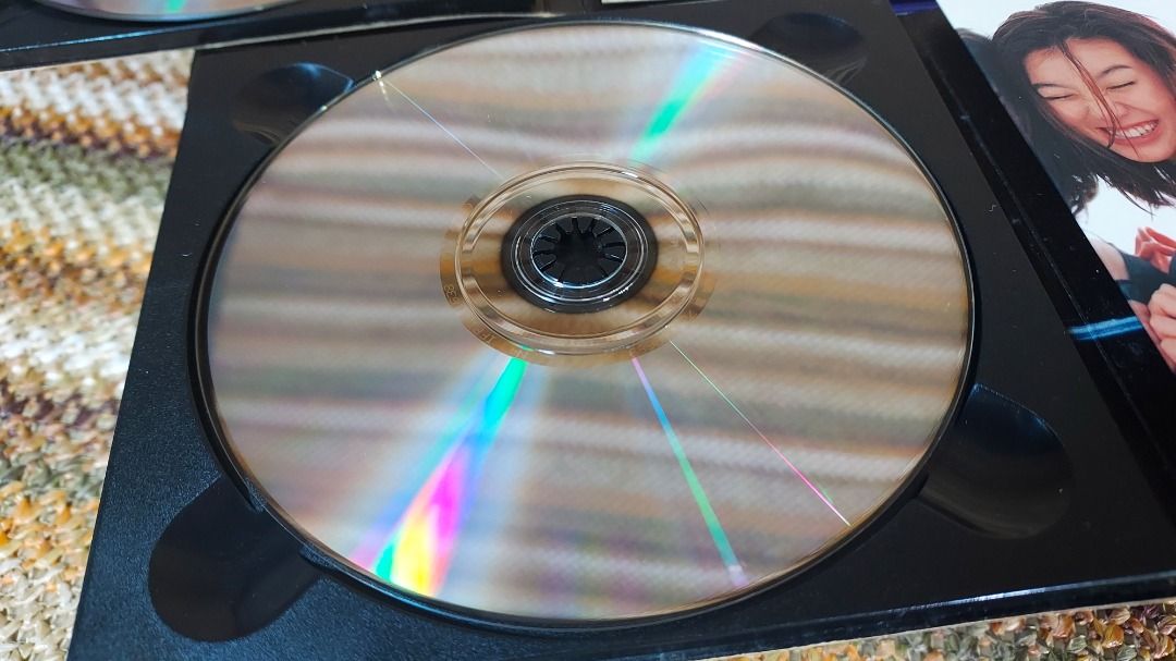 《友坂理惠 Rie Tomosaka》紫色 むらさき EP1+EP2 CD (附送友坂理惠寫真集), 興趣及遊戲, 音樂、樂器 & 配件, 音樂與媒體 - CD 及 DVD - Carousell