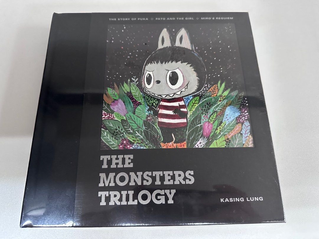 脫坑清位 Labubu 畫冊 the monsters trilogy, 興趣及遊戲, 玩具 & 遊戲類 - Carousell