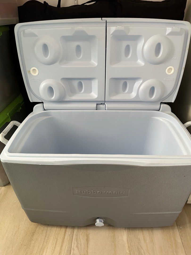 Rubbermaid Cooler with wheels on Carousell