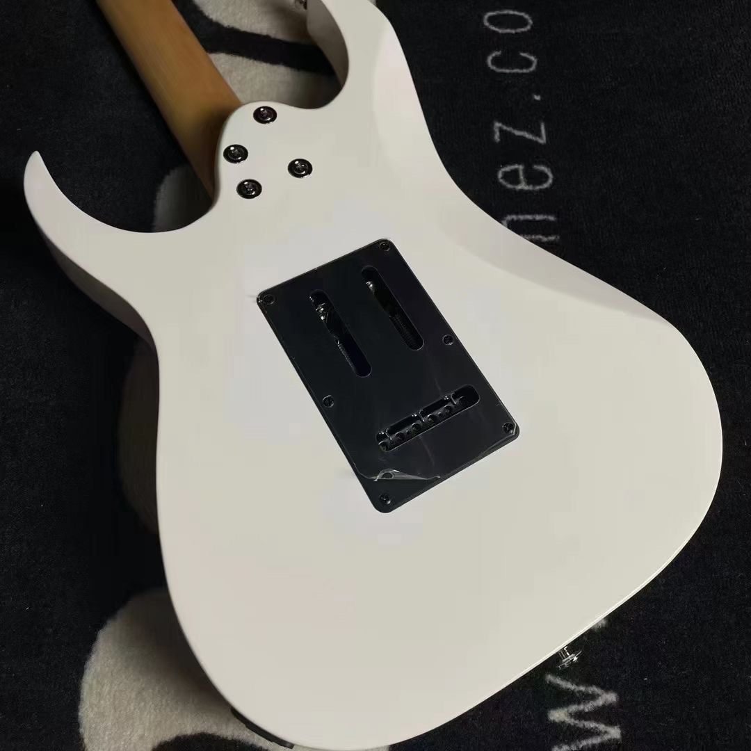 BNIB Ibanez Gio GRG140 GRG140-WH Electric Guitar, Hobbies & Toys, Music ...