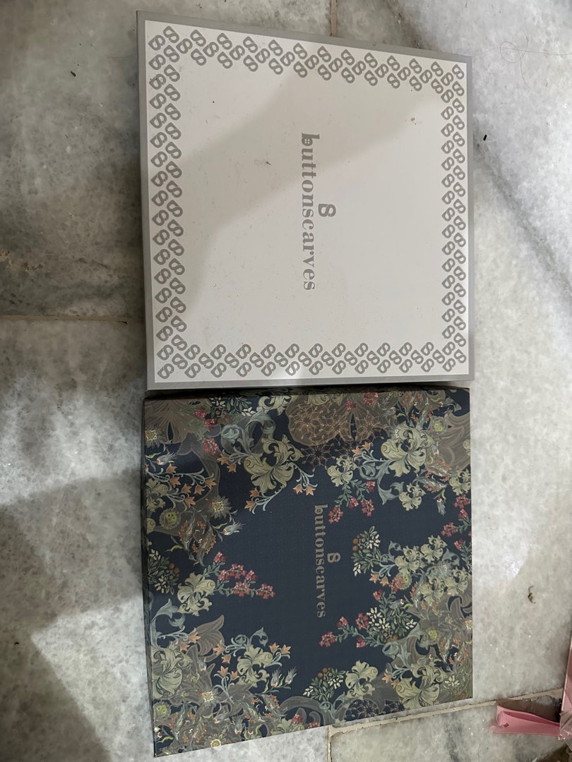 BOX buttonscarves, Serba Serbi, Others di Carousell