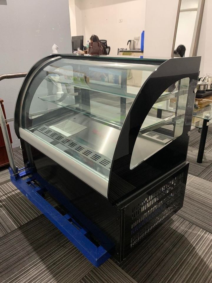 COUNTER TOP/TABLE TOP CURVE CAKE CHILLER on Carousell