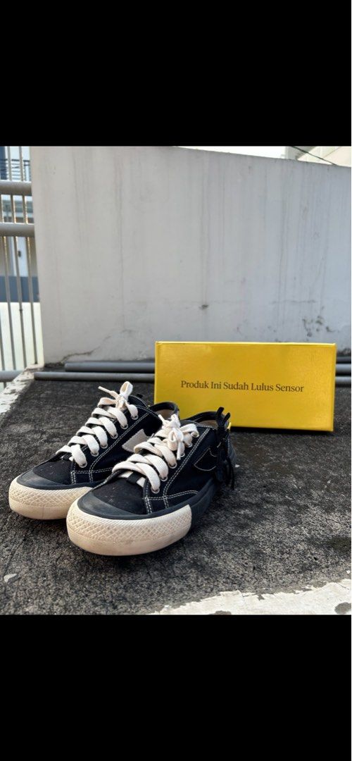 Sepatu Compass x FR2 Low, Fesyen Pria, Sepatu , Sneakers di Carousell