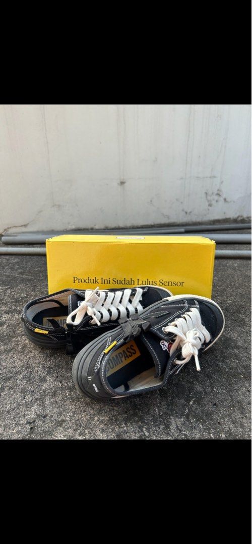 Sepatu Compass x FR2 Low, Fesyen Pria, Sepatu , Sneakers di Carousell
