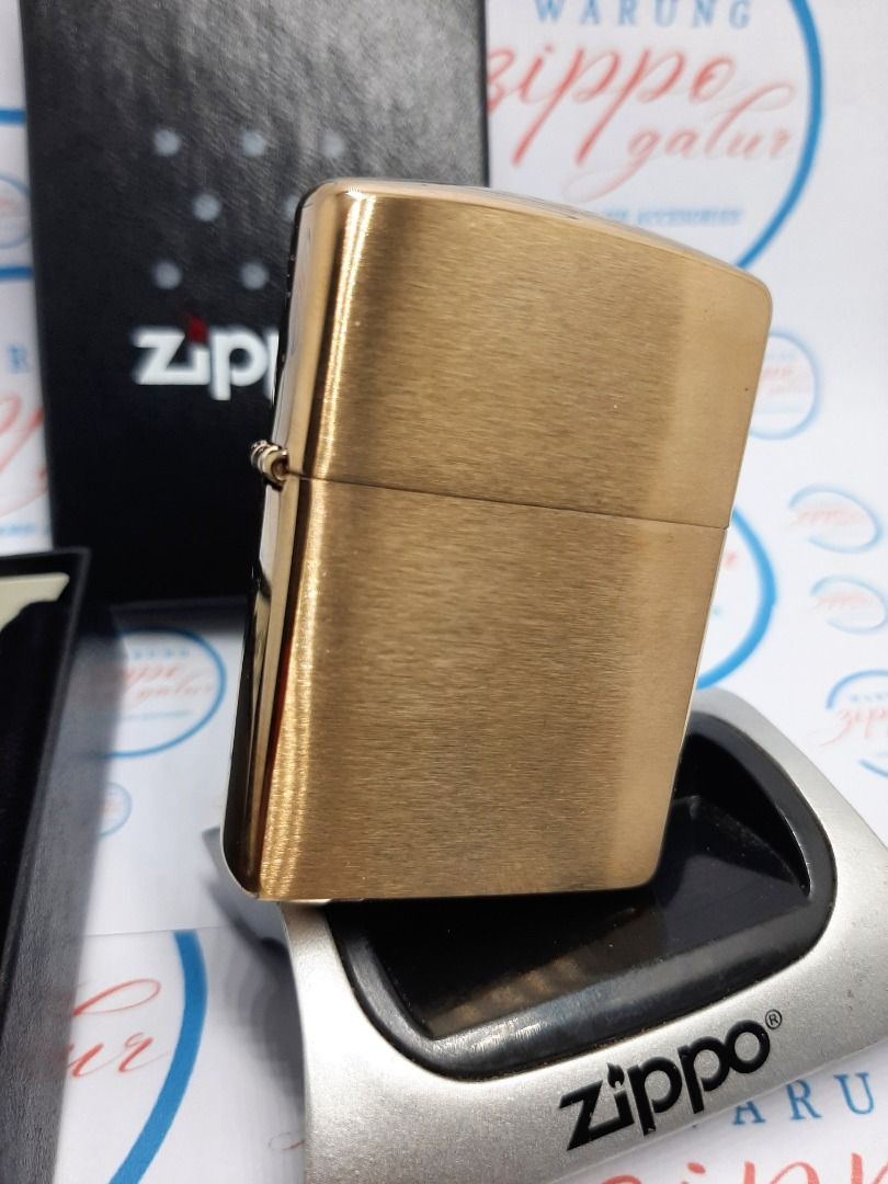 Zippo Armor brushed Brass, Antik, Pajangan di Carousell