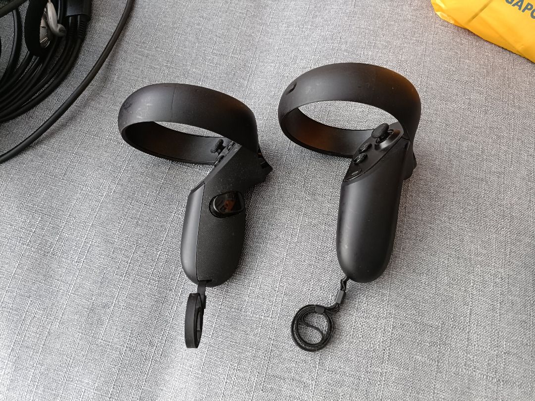 Oculus Rift S with Controllers & Headbands, Video Gaming, Gaming ...