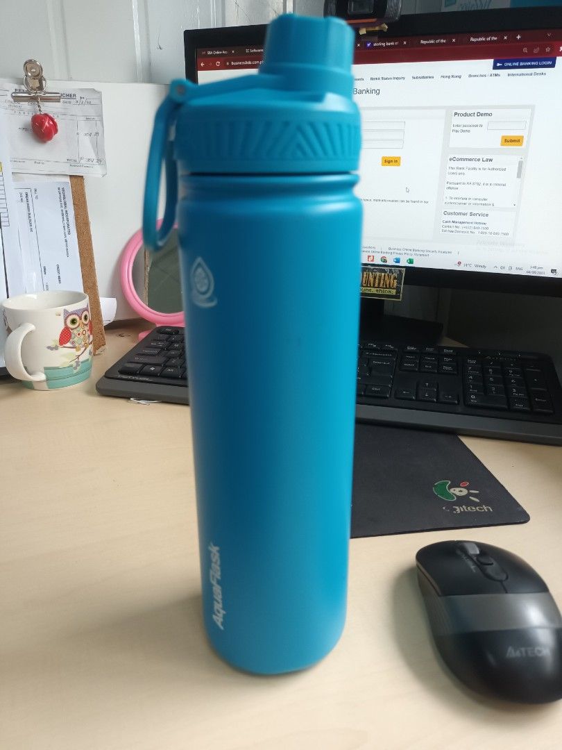 Original Aquaflask 22 oz color Blue, Food & Drinks, Beverages on Carousell
