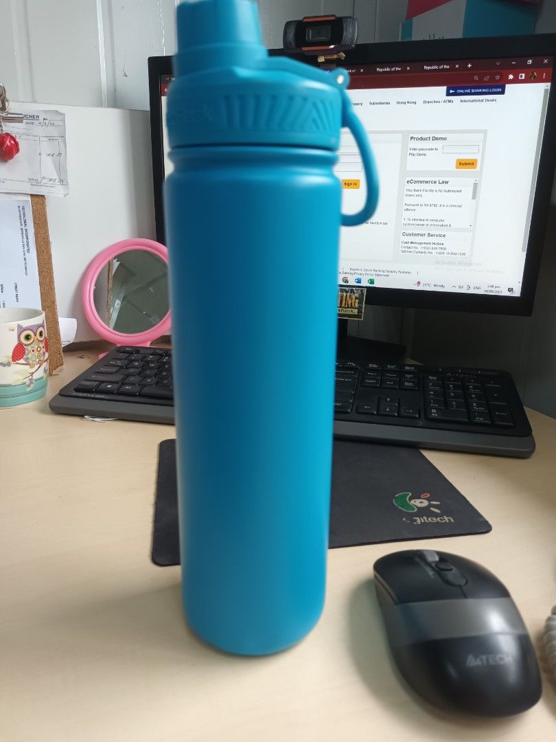 Original Aquaflask 22 oz color Blue, Food & Drinks, Beverages on Carousell